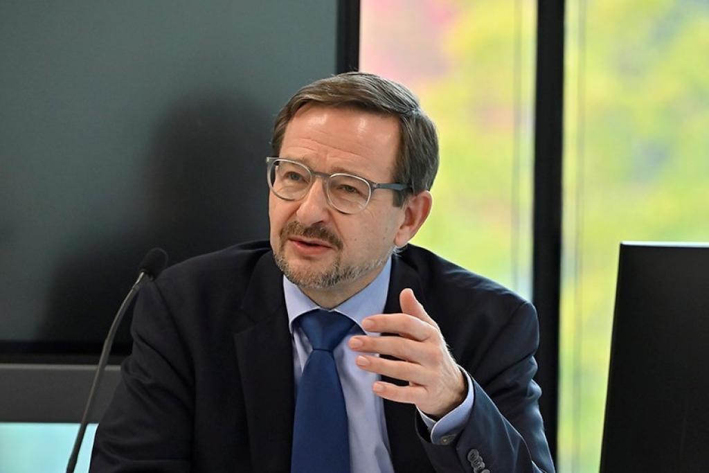 Ambassador Thomas Greminger participates in Class Discussions | IHEID